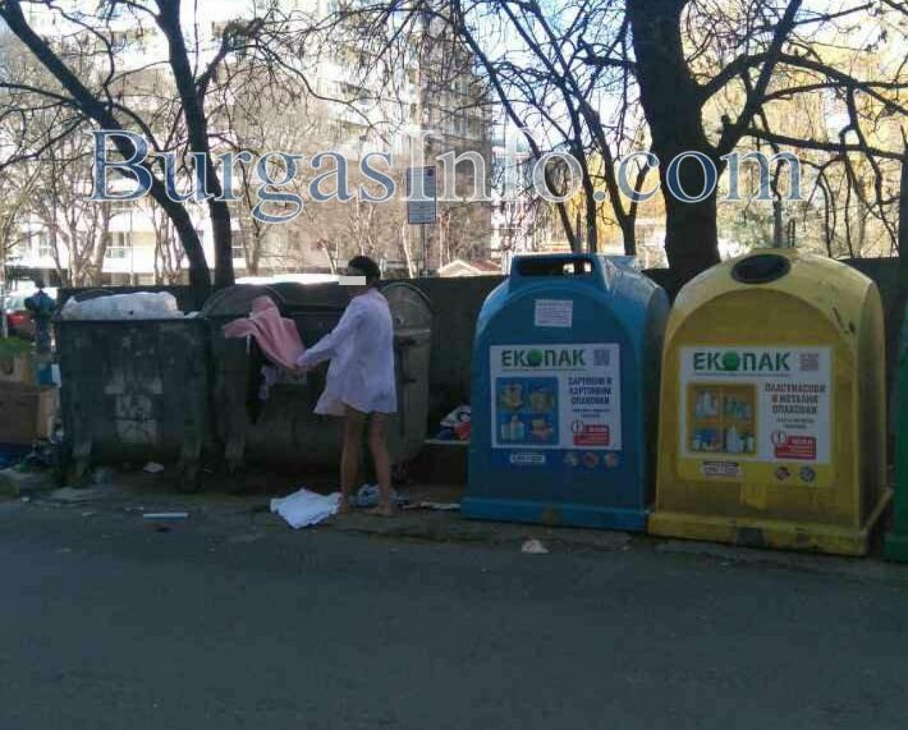 Чисто голо момиче втрещи бургазлии в центъра, трескаво търси дрехи в ...